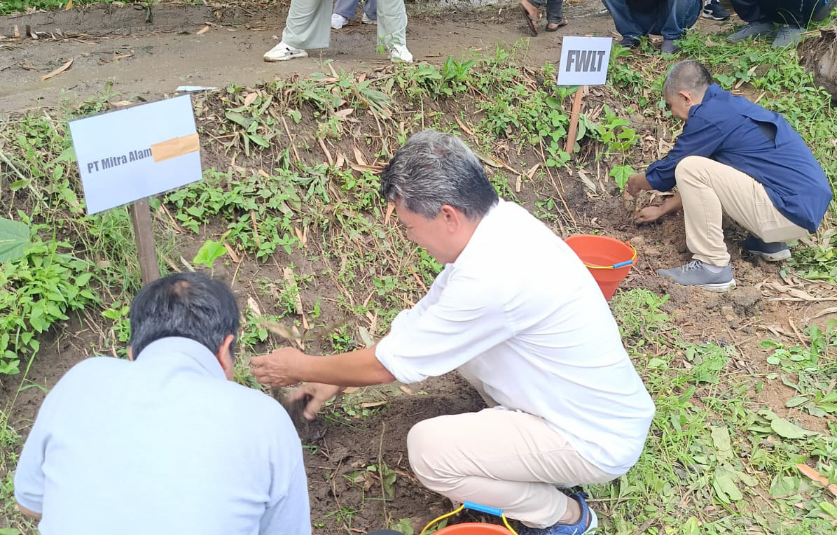 FWLT, PT Mitra Alam Dan Warga Tanam Pohon di Desa Wisata Selong Belanak ...